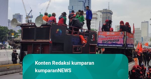 Massa Buruh Demo di Patung Kuda Bubar, Jalan Merdeka Barat Dapat Dilintasi Lagi | kumparan.com